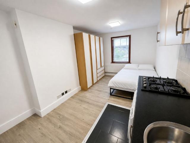 1 Bed Flat, Percy Road, W12