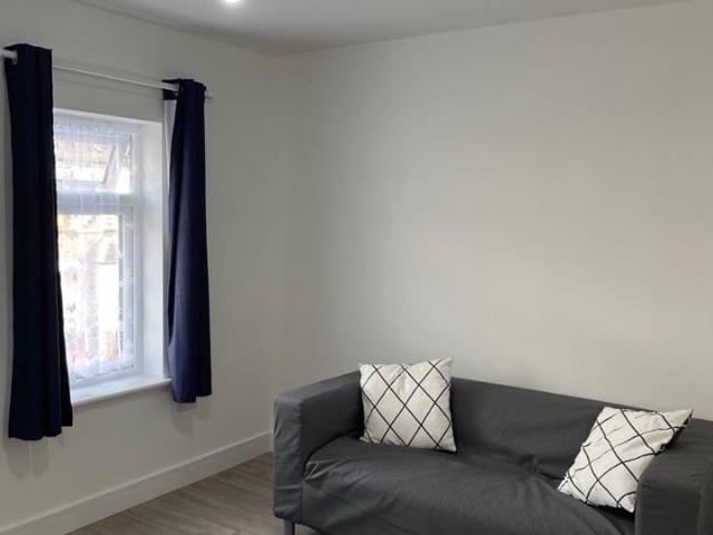 1 Bed Flat, Pitcroft Avenue, RG6