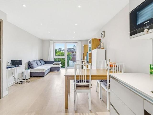 1 Bed Flat, Plough Road, SW11