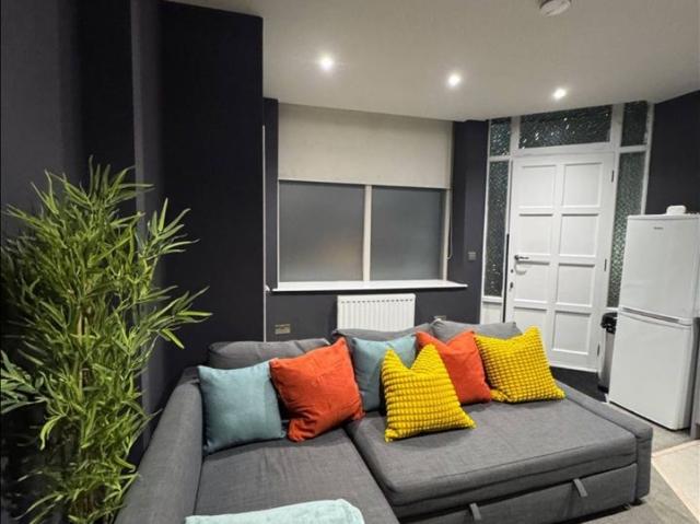 1 Bed Flat, Queens Point, S1