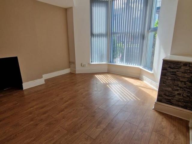 1 Bed Flat, Radstock Road, L6