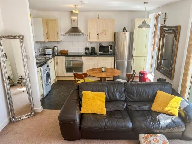 1 Bed Flat, Randall Court, SW6