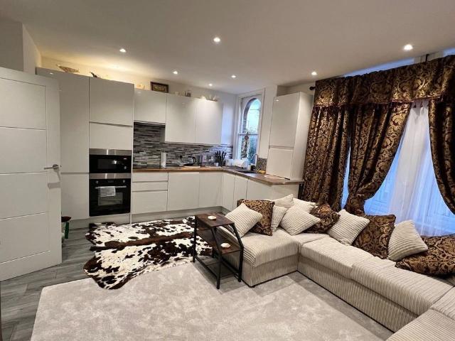 1 Bed Flat, Rectory Grove, CR0