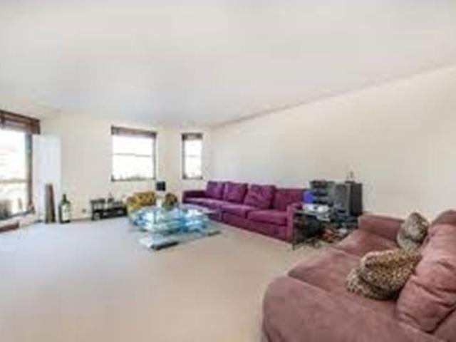1 Bed Flat, Riverside Court, SW8