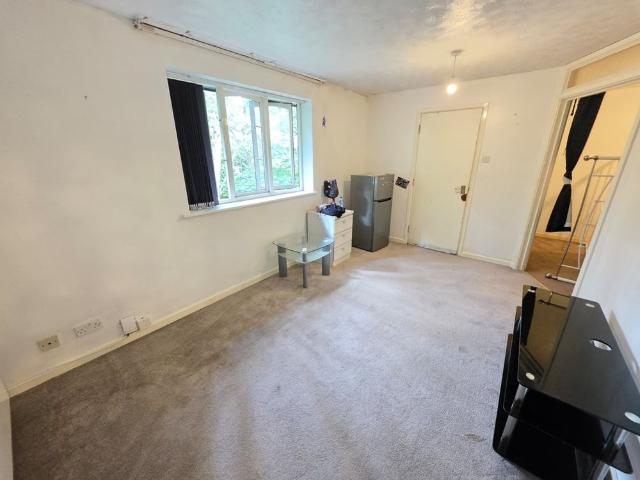 1 Bed Flat, Rodeheath, LU4
