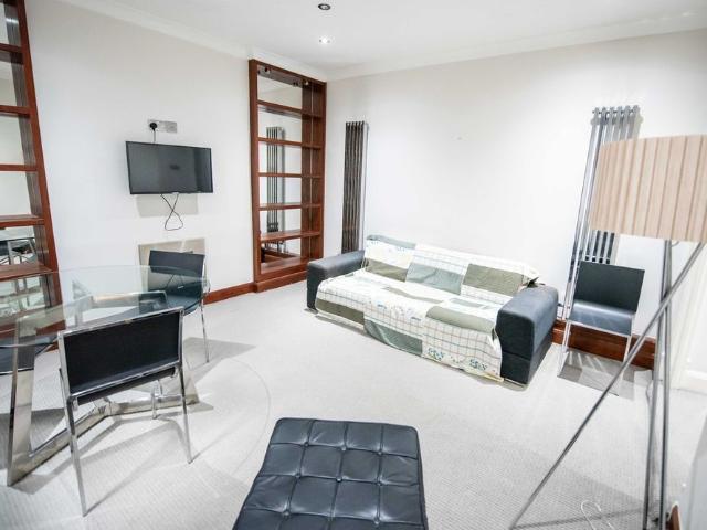 1 Bed Flat, St. Georges Square, SW1V