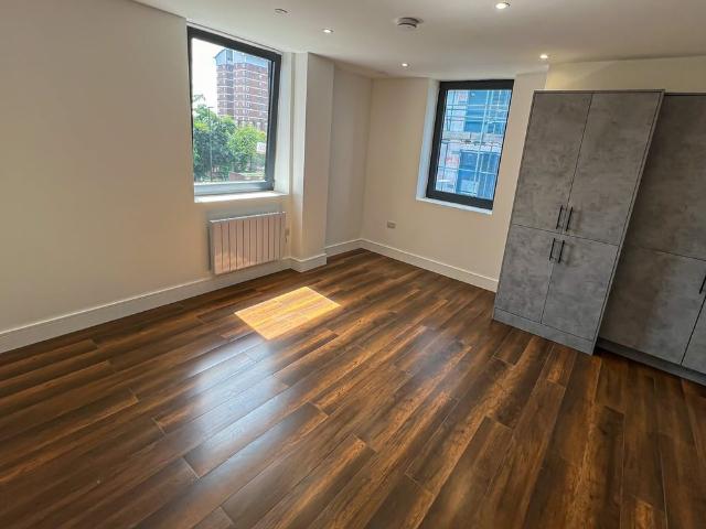1 Bed Flat, Staines Road, TW3