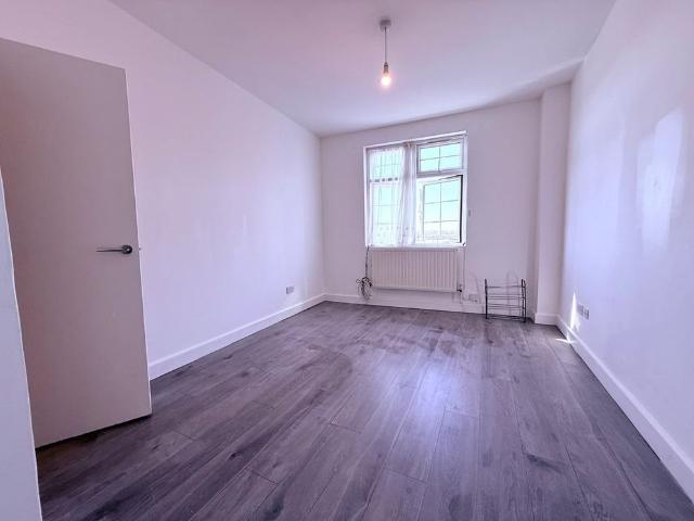 1 Bed Flat, Stoke Newington Road, N16