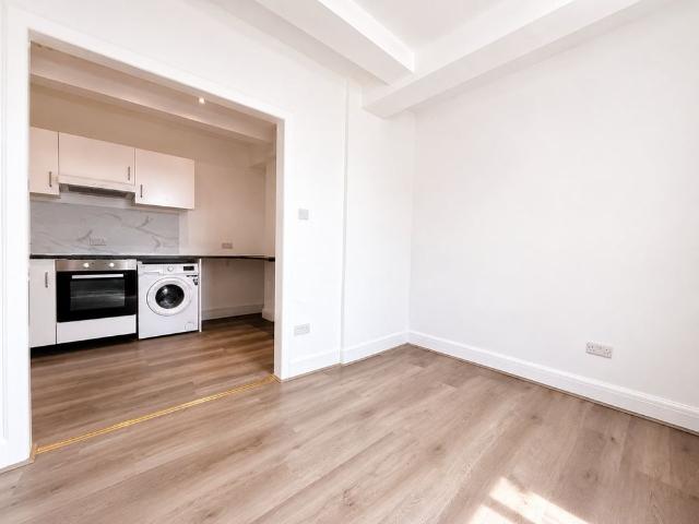 1 Bed Flat, Stoke Newington Road, N16
