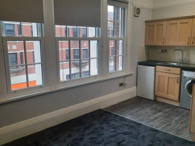 1 Bed Flat, Streatham High Road, SW16
