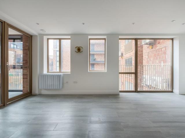1 Bed Flat, Sargeant Court, TW4
