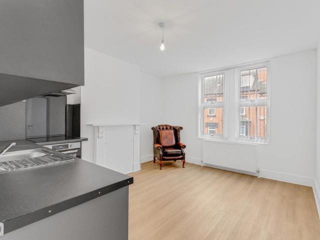 1 Bed Flat, Sefton Avenue, LS11
