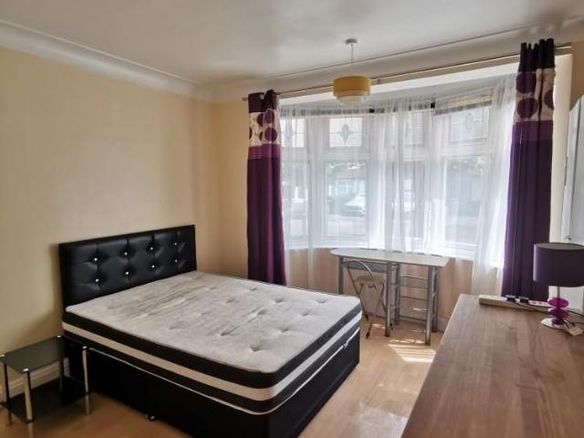 1 bed flat share to rent in Fairfield Crescent, Edgware, HA8