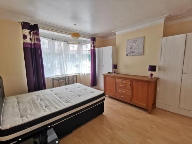 1 bed flat share to rent in Fairfield Crescent, Edgware, HA8