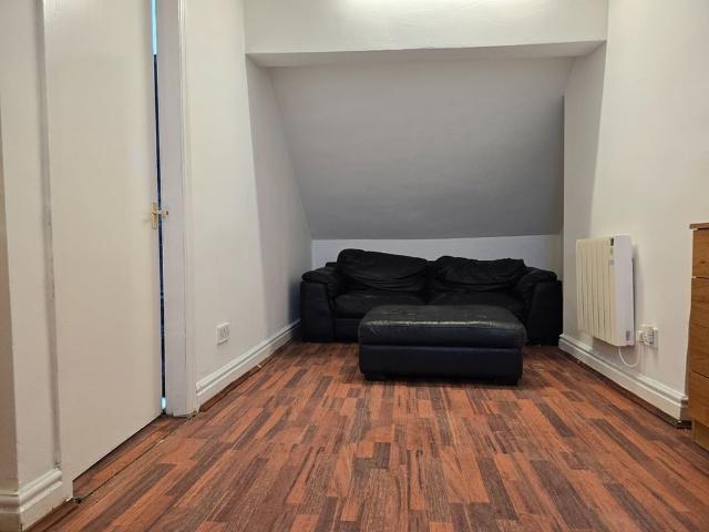 1 Bed Flat, Sheil Road, L6