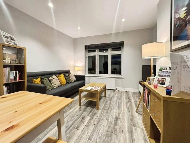 1 Bed Flat, Shepperds Bush, W12