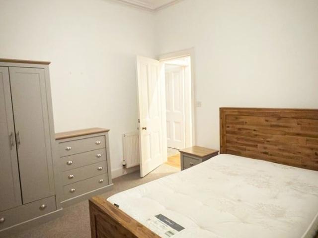 1 Bed Flat, Springwell Place, EH11