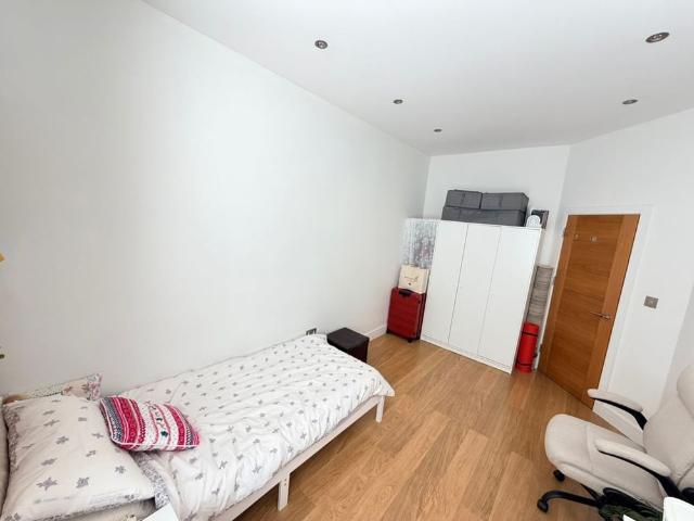 1 Bed Flat, The Broadway, SW19