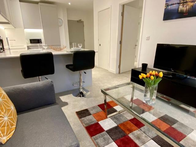 1 Bed Flat, The Crescent, M5