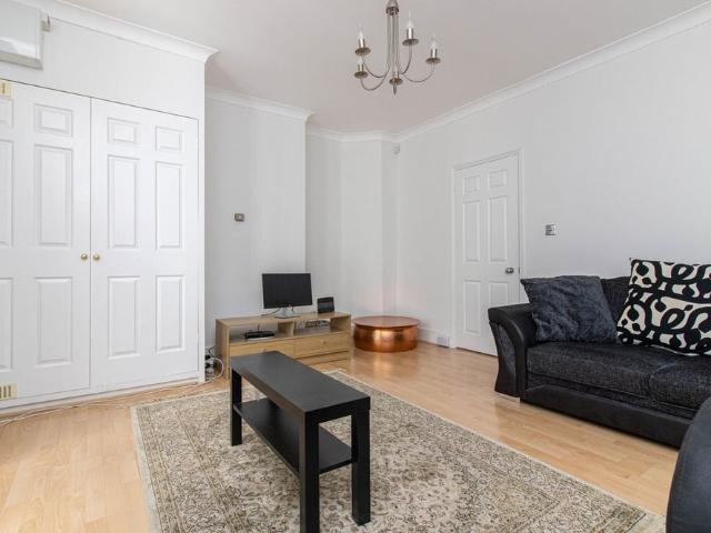 1 Bed Flat, The Priory, SW12