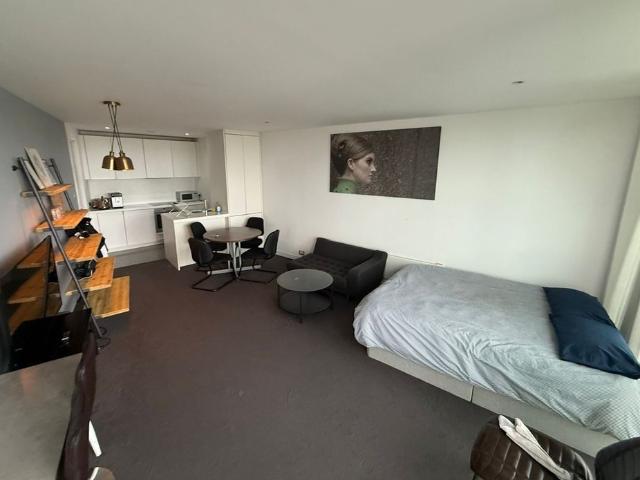 1 Bed Flat, The Rotunda, B2