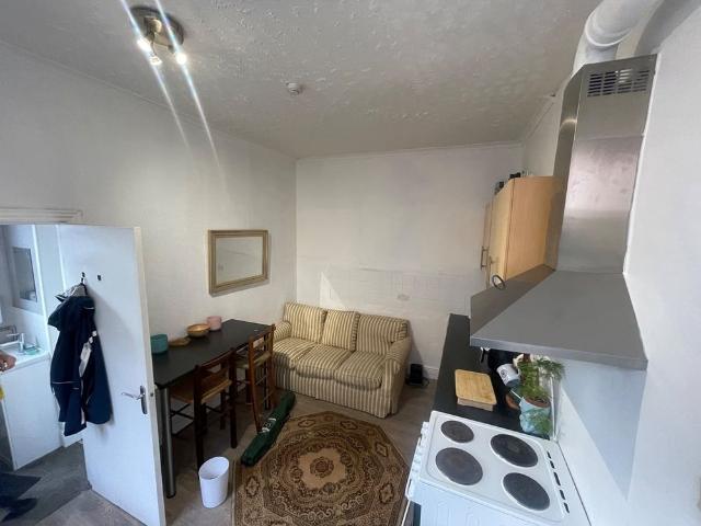 1 Bed Flat, Thornbury Avenue, SO15