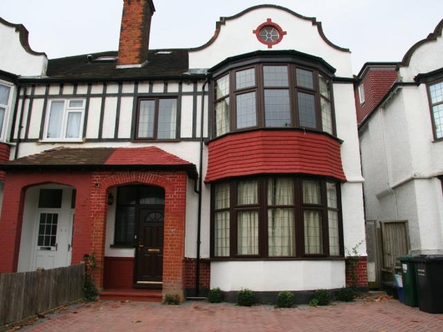 1 Bed Flat To Rent at Woodstock Avenue, Golders Green