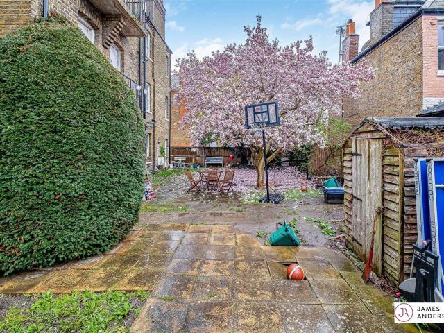 1 bed flat to rent in Cowley Mansions, Mortlake, SW14 | James Anderson