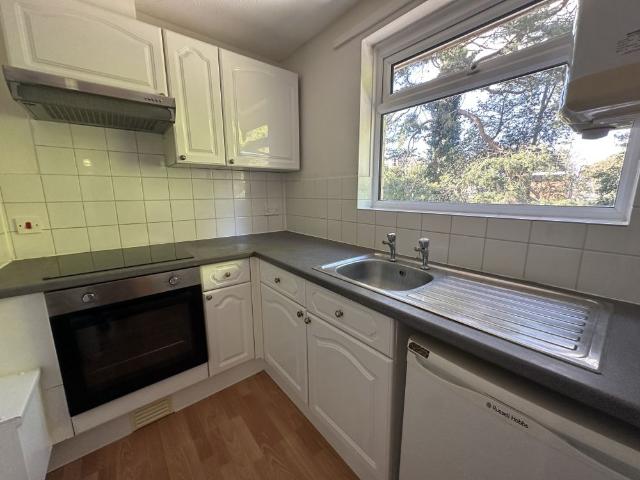 1 bed flat to rent in Manor Road,, BH1