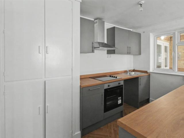 2 bed flat to rent in Westmaner Court, Beeston, Nottingham