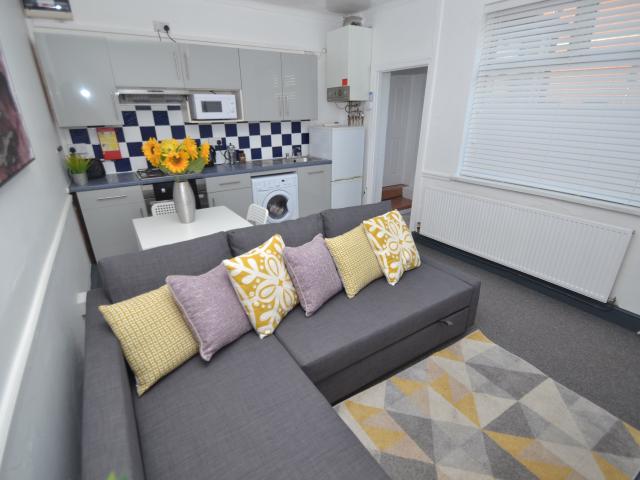 1 bed flat to rent in Tewkesbury Street, Cathays, CF24