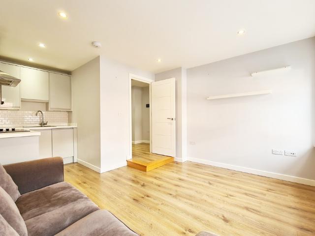 1 bed flat to rent in Trident House, 38 44 Victoria Road, Farnborough, Hampshire, GU14 7FU