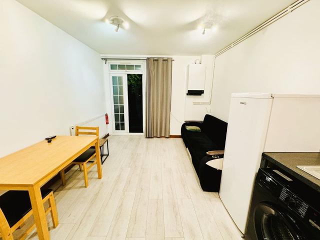 1 Bed Flat, Uxbridge Road, W12