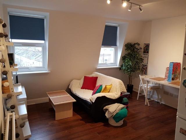 1 Bed Flat, Uxbridge Road, W12