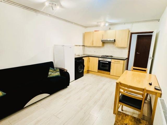 1 Bed Flat, Uxbridge Road, W12