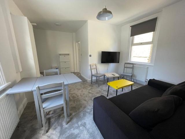 1 Bed Flat, Uxbridge Road, W3