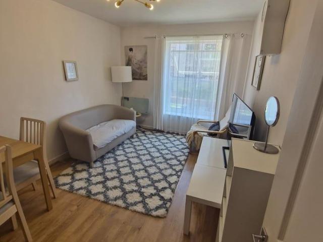 1 Bed Flat, Venice Court, M1