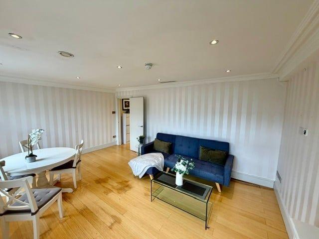 1 Bed Flat, Very Near Cathcart Road Area, SW10
