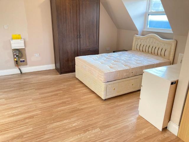 1 Bed Flat, Very Near Hamilton Road Area, W5