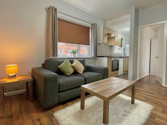 1 Bed Flat, Victoria Park Avenue, LS13
