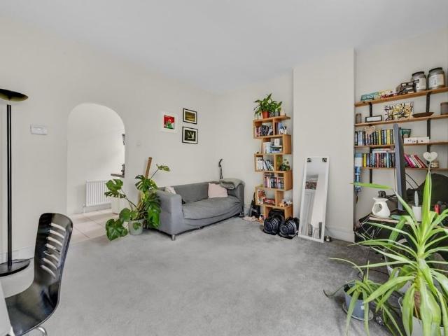 1 Bed Flat, Walm Lane, NW2