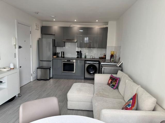 1 Bed Flat, Warwick Road, SW5
