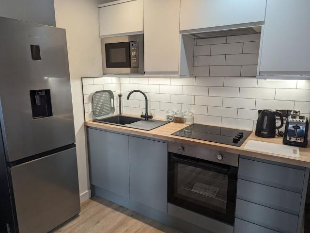 1 Bed Flat, Waterloo Court, LS10