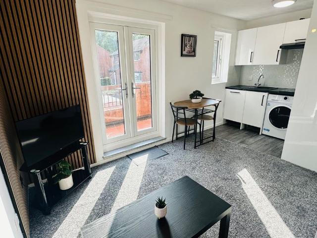 1 Bed Flat, Well Close Rise, LS7