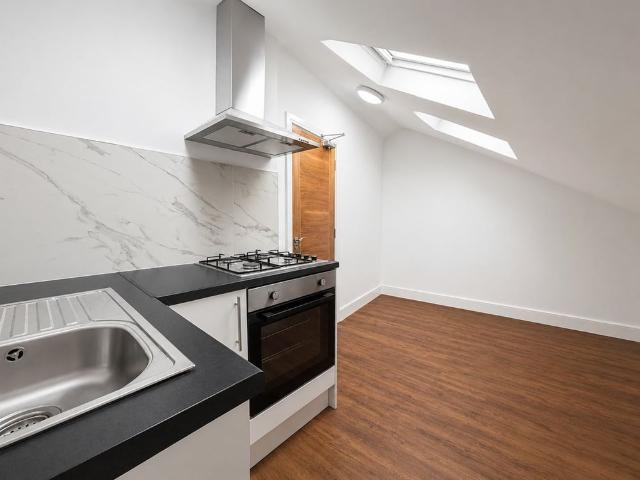 1 Bed Flat, Wellington Road North, TW4