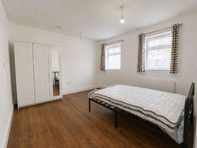 1 Bed Flat, Wellington Road North, TW4