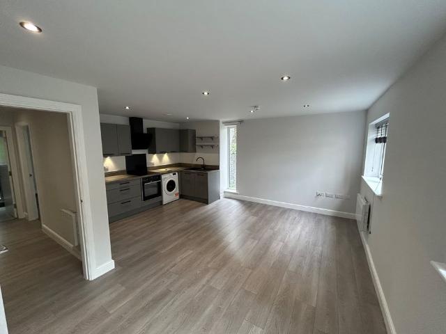 1 Bed Flat, West End Court, LS11