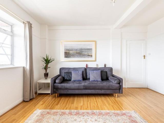 1 Bed Flat, West Kensington Court, W14