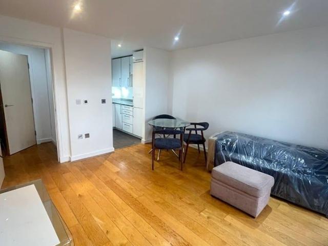 1 Bed Flat, Western Gateway, E16