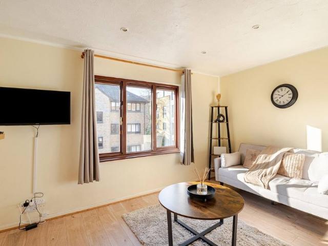 1 Bed Flat, Westferry Road, E14